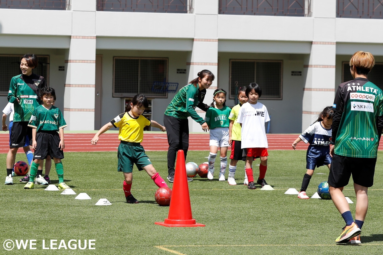 WE ACTION DAY 東京NBがサッカー教室と女性の健康課題を学ぶイベントを開催 | WEリーグ | Women Empowerment ...